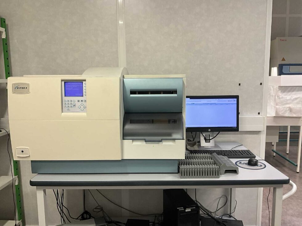 Automate d’identification bactérienne et d’antibiogramme BIOMERIEUX ...